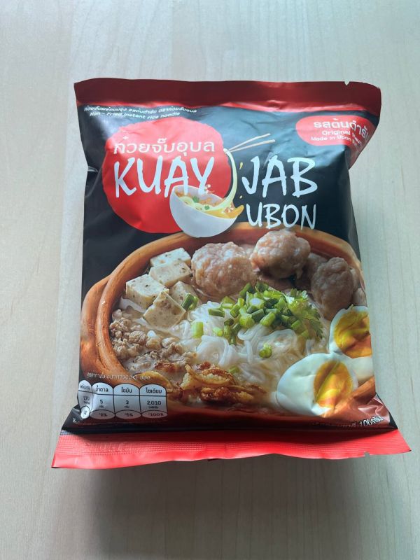 กวยจั๊บอุบล กึ่งสำเร็จรูป ทำเอาว้าวุ่น ด้วยการทับศัพท์ยี่ห้อว่า Kuay Jub อ่านแล้วคิดดีไม่ได้